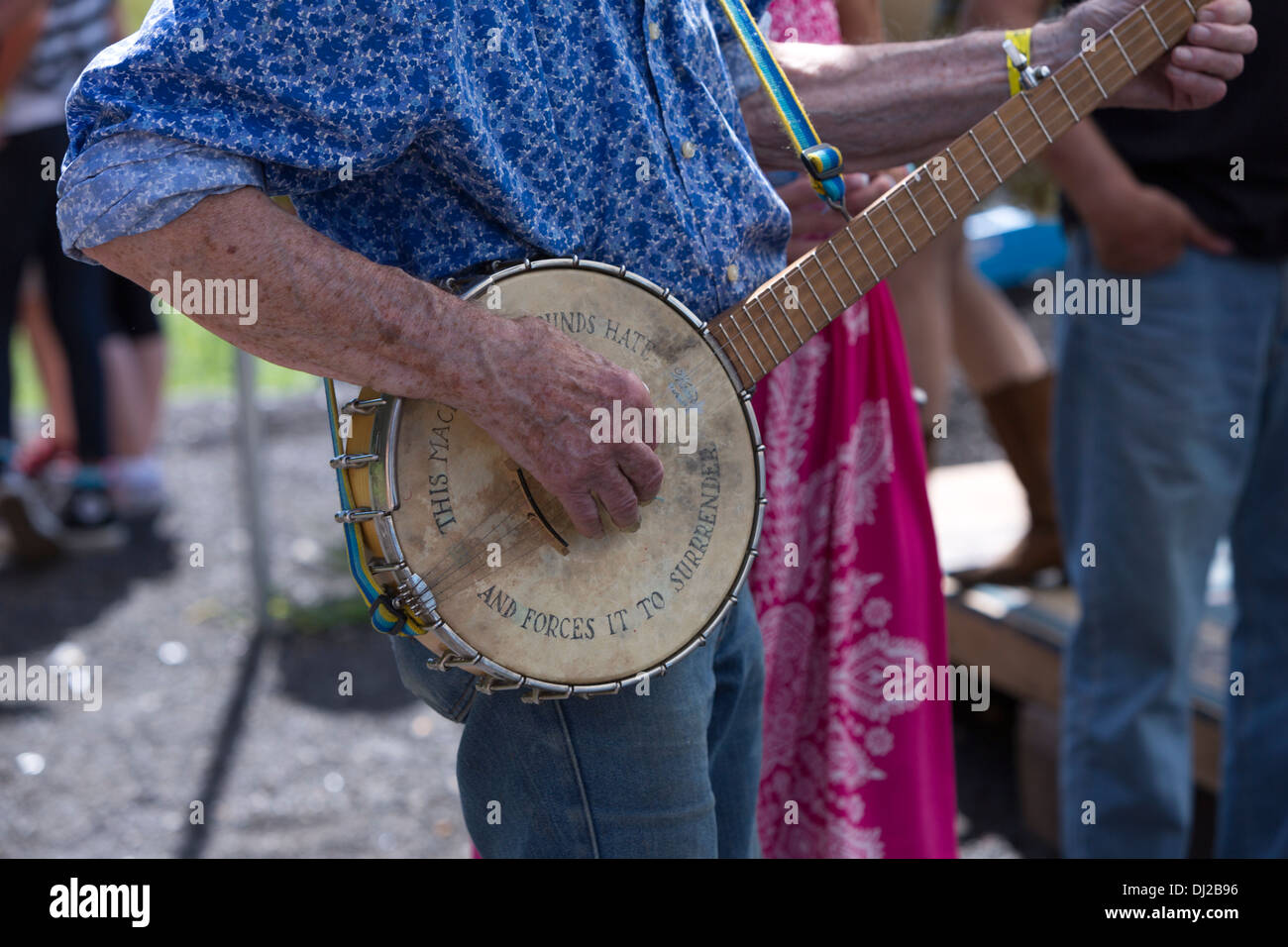 Pete Seeger banjo with "This machine surrounds hate and forces it to ...
