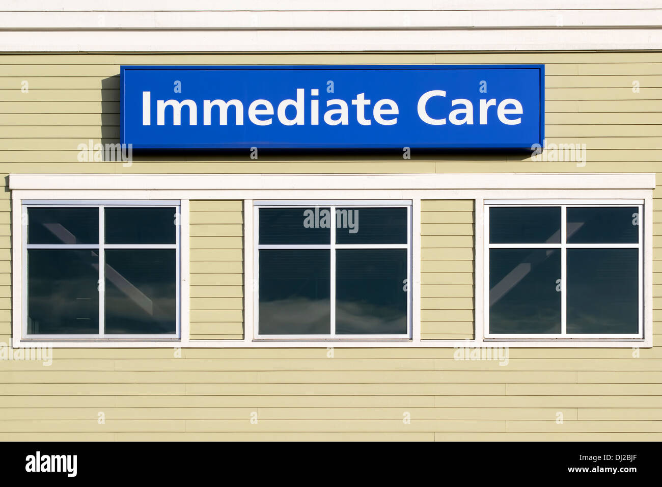 Urgent care sign hi-res stock photography and images - Alamy