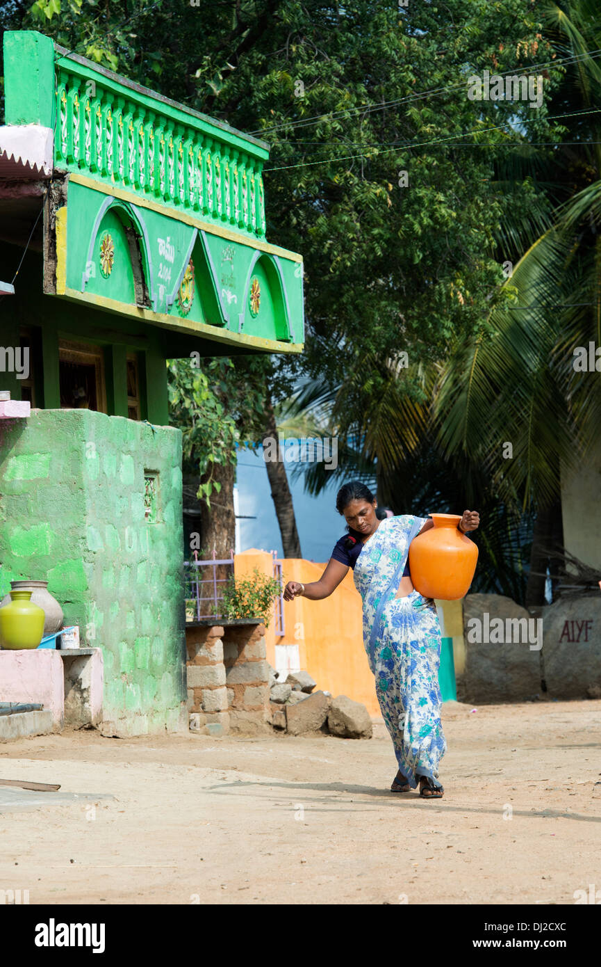 People fetching water hi-res stock photography and images - Alamy