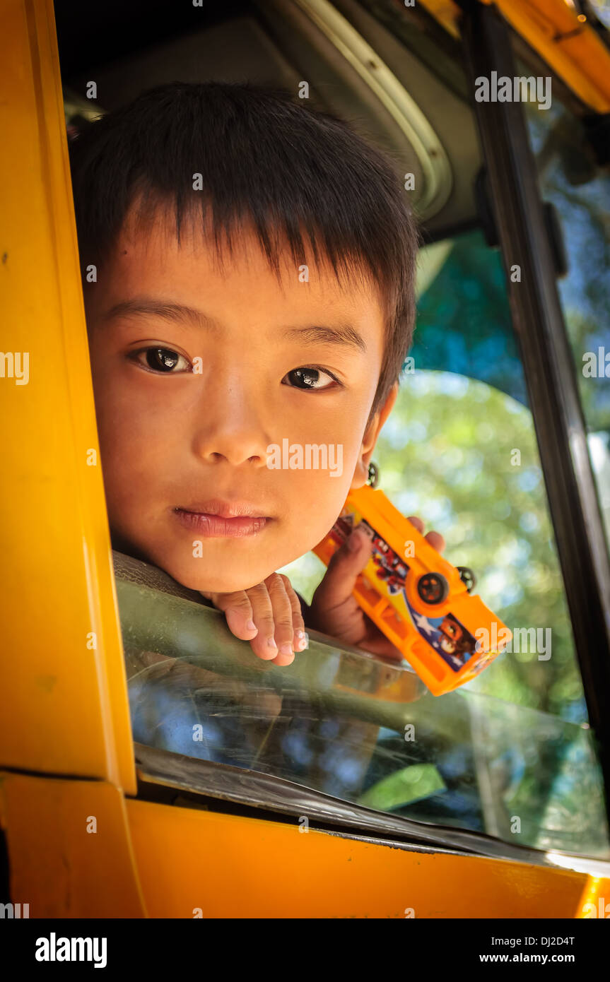 Child looking through bus window hi-res stock photography and images ...