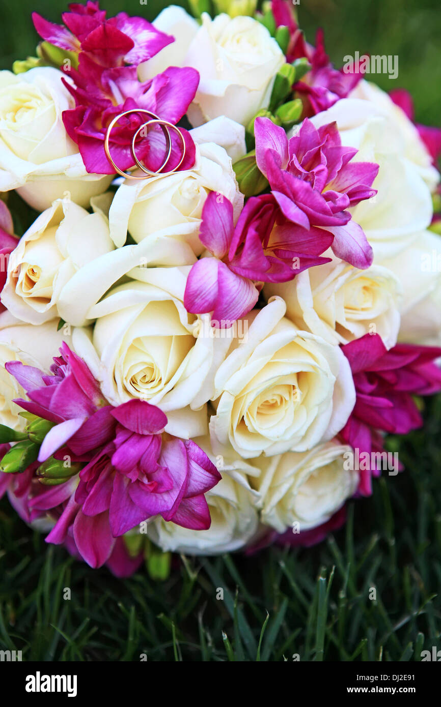 Classic round bouquet hi-res stock photography and images - Alamy