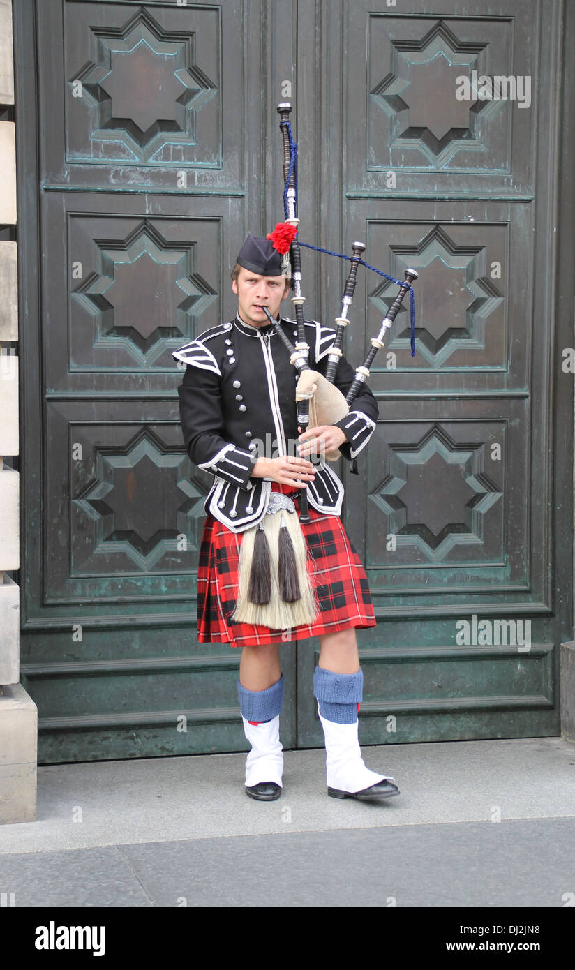 Bagpiper hi-res stock photography and images - Alamy