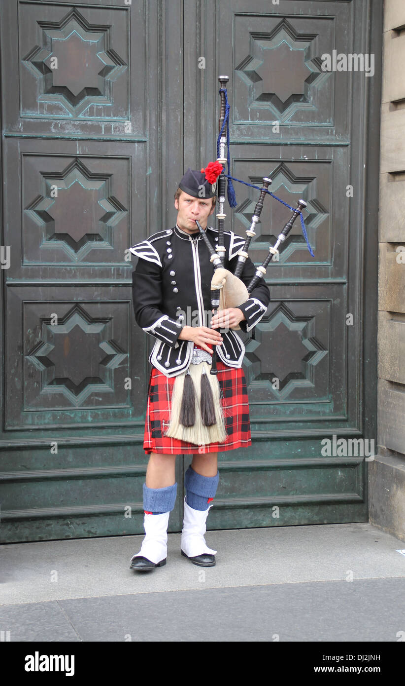 Bagpiper hi-res stock photography and images - Alamy