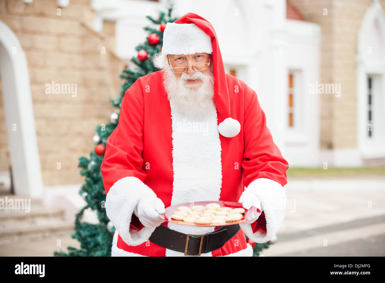 Portrait old man offering hi-res stock photography and images - Alamy