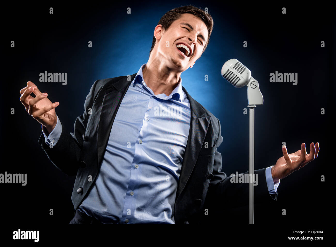 Singer singing microphone hi-res stock photography and images - Alamy
