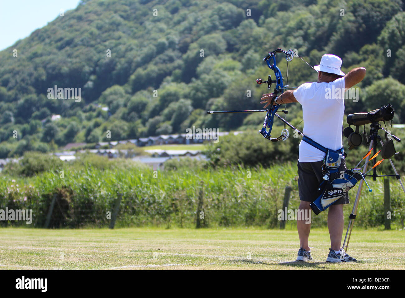 Archer bow hi-res stock photography and images - Alamy