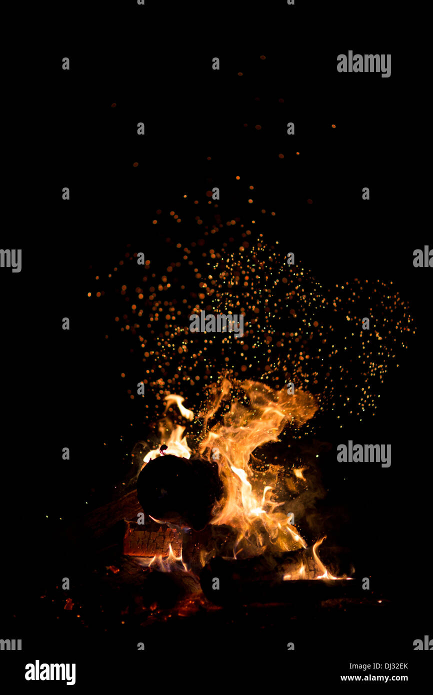 Campfire at night hi-res stock photography and images - Alamy