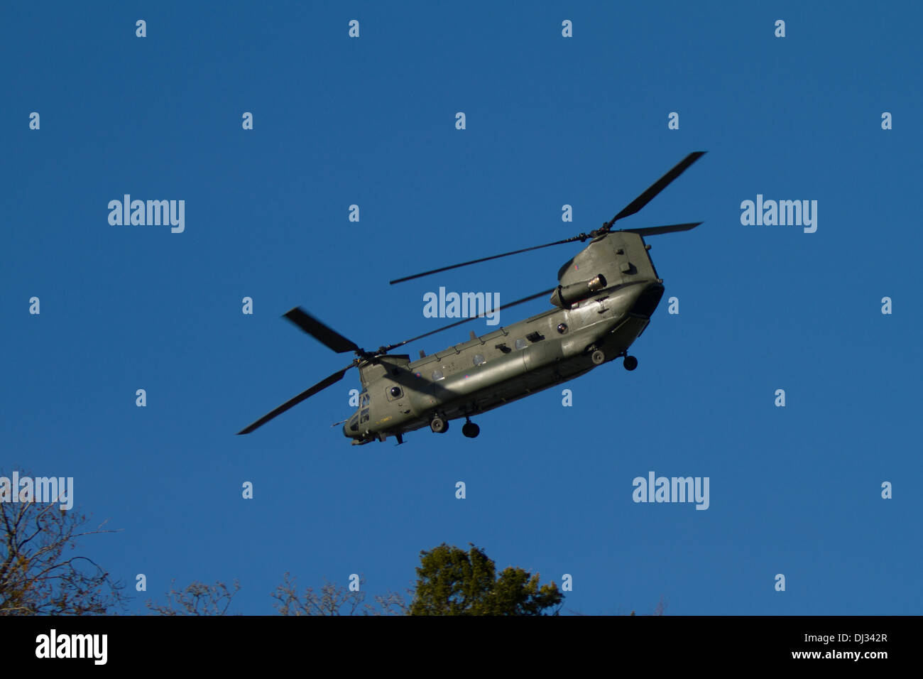 Ch 47 chinook helicopter flying hi-res stock photography and images - Alamy