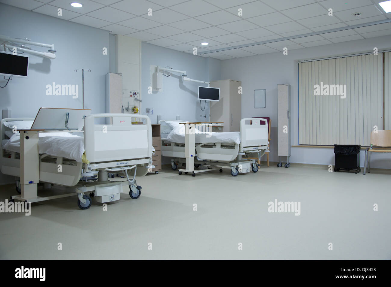 Brand new NHS Hospital Ward with beds and equipment Stock Photo - Alamy