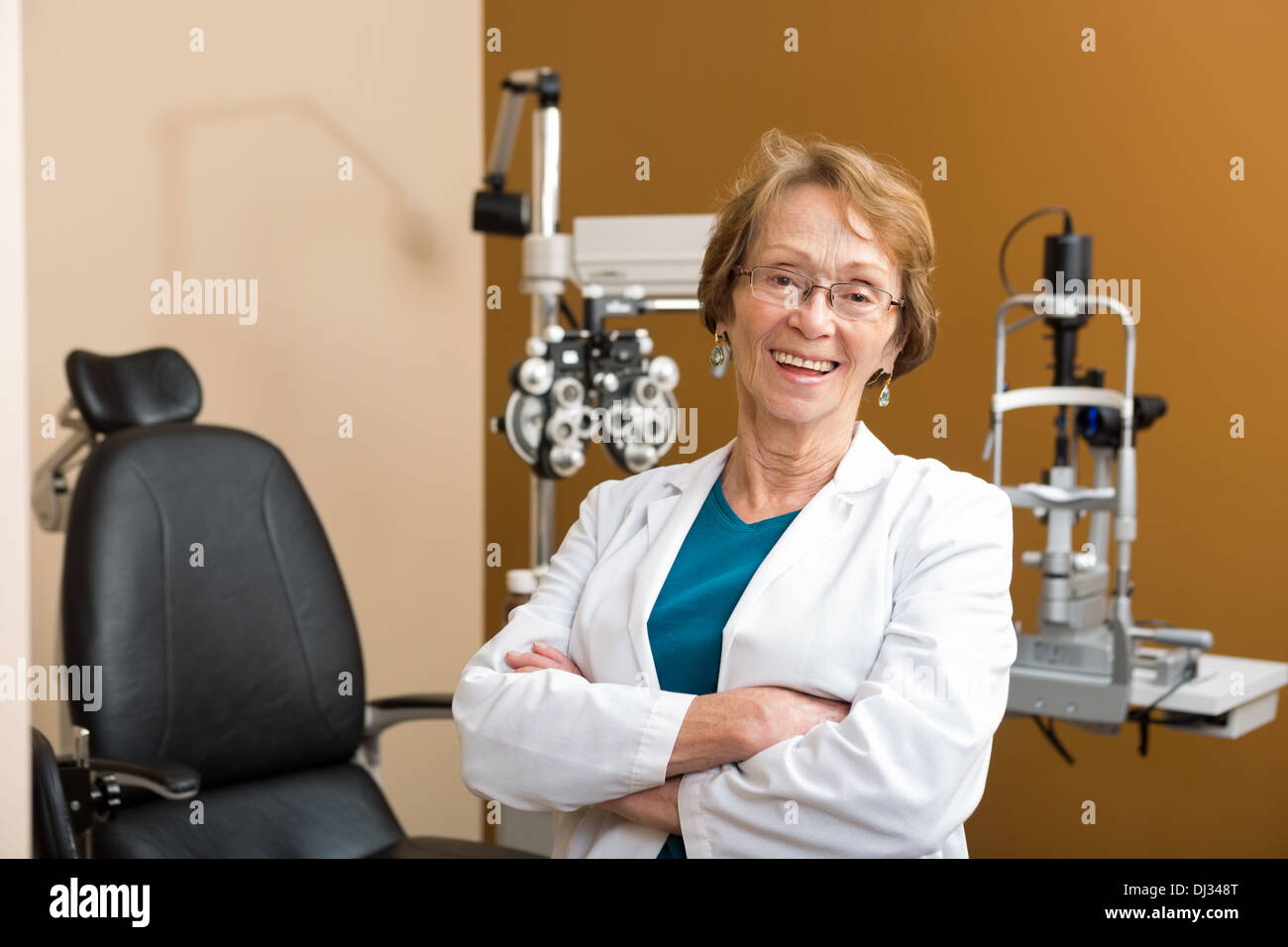 Female optometrist hi-res stock photography and images - Alamy