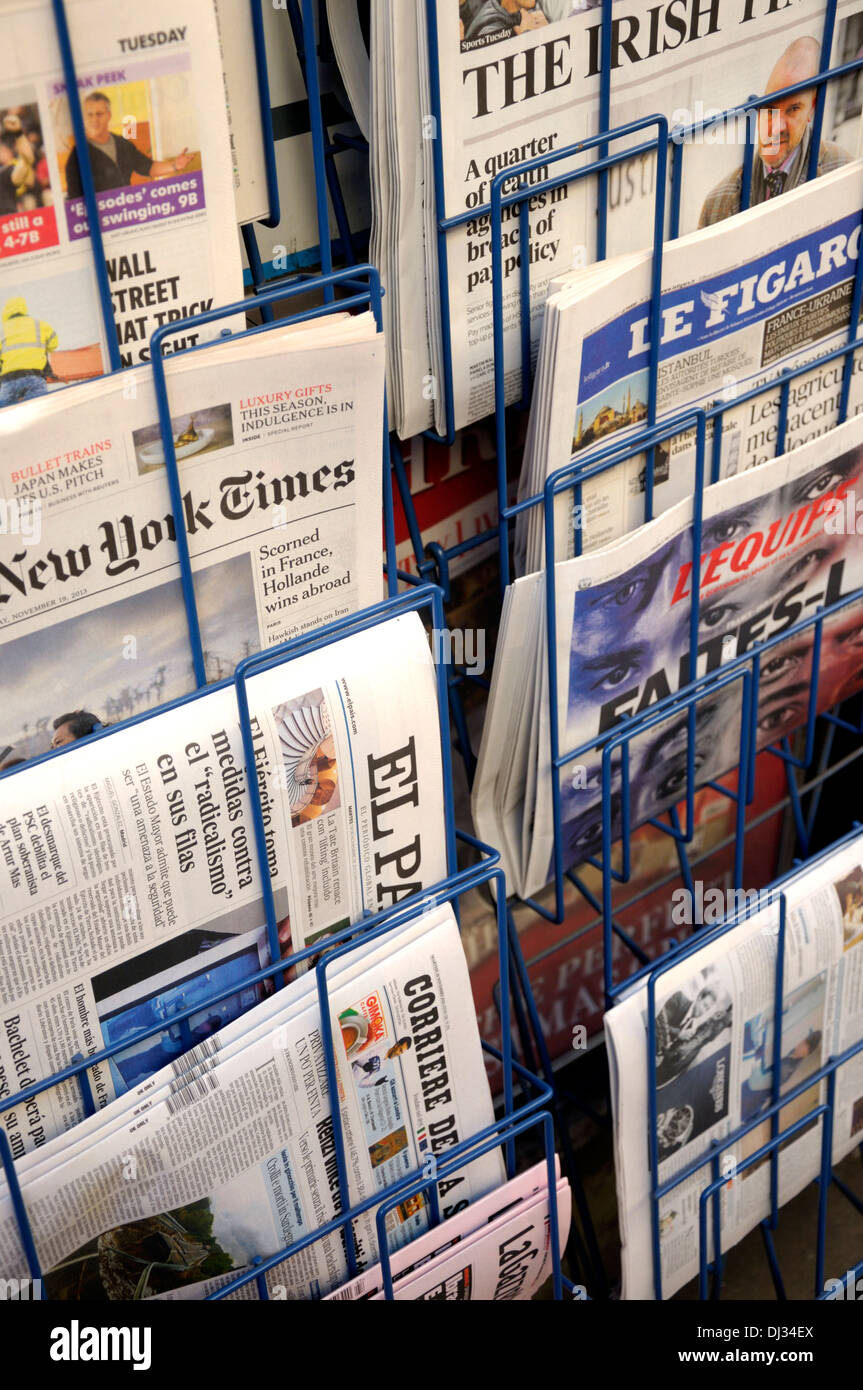Newspapers england rack hi-res stock photography and images - Alamy