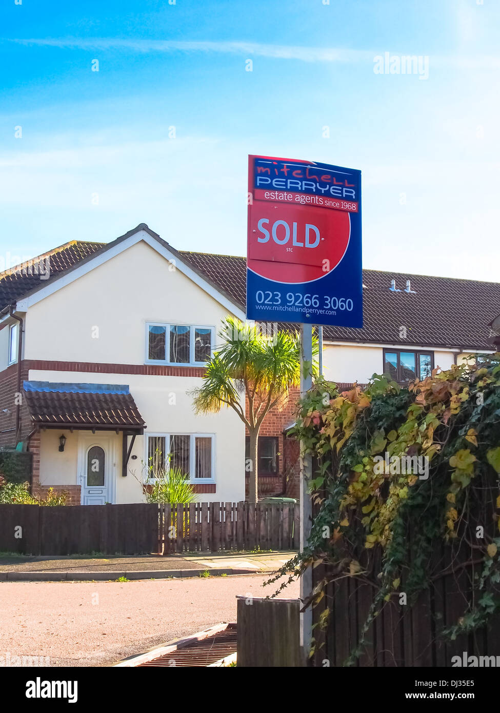 Real estate agent sold sign hi-res stock photography and images - Alamy