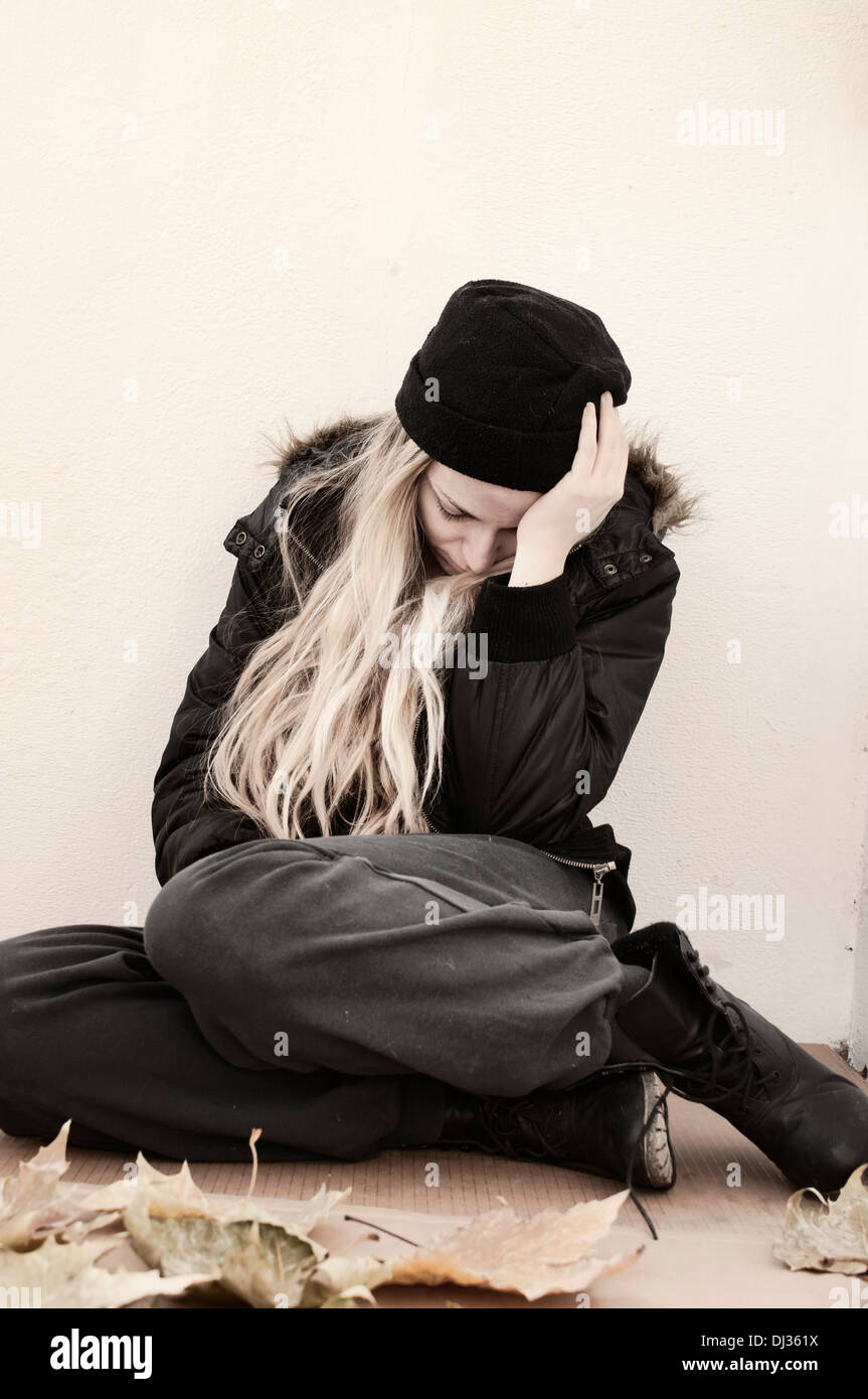Homeless woman girl hi-res stock photography and images - Alamy