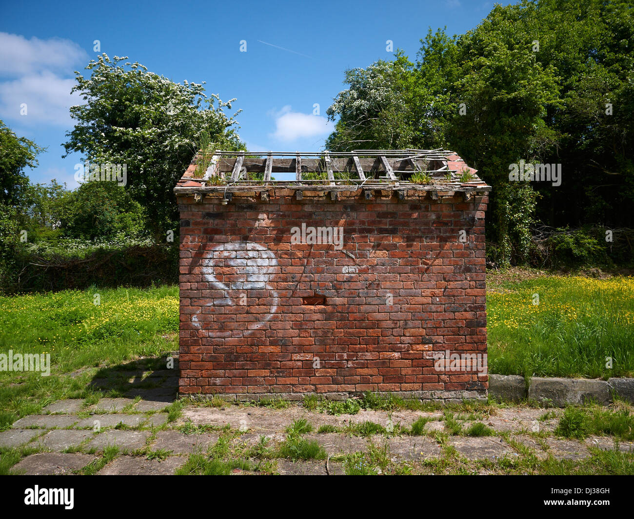 Old derelict building uk hi-res stock photography and images - Alamy