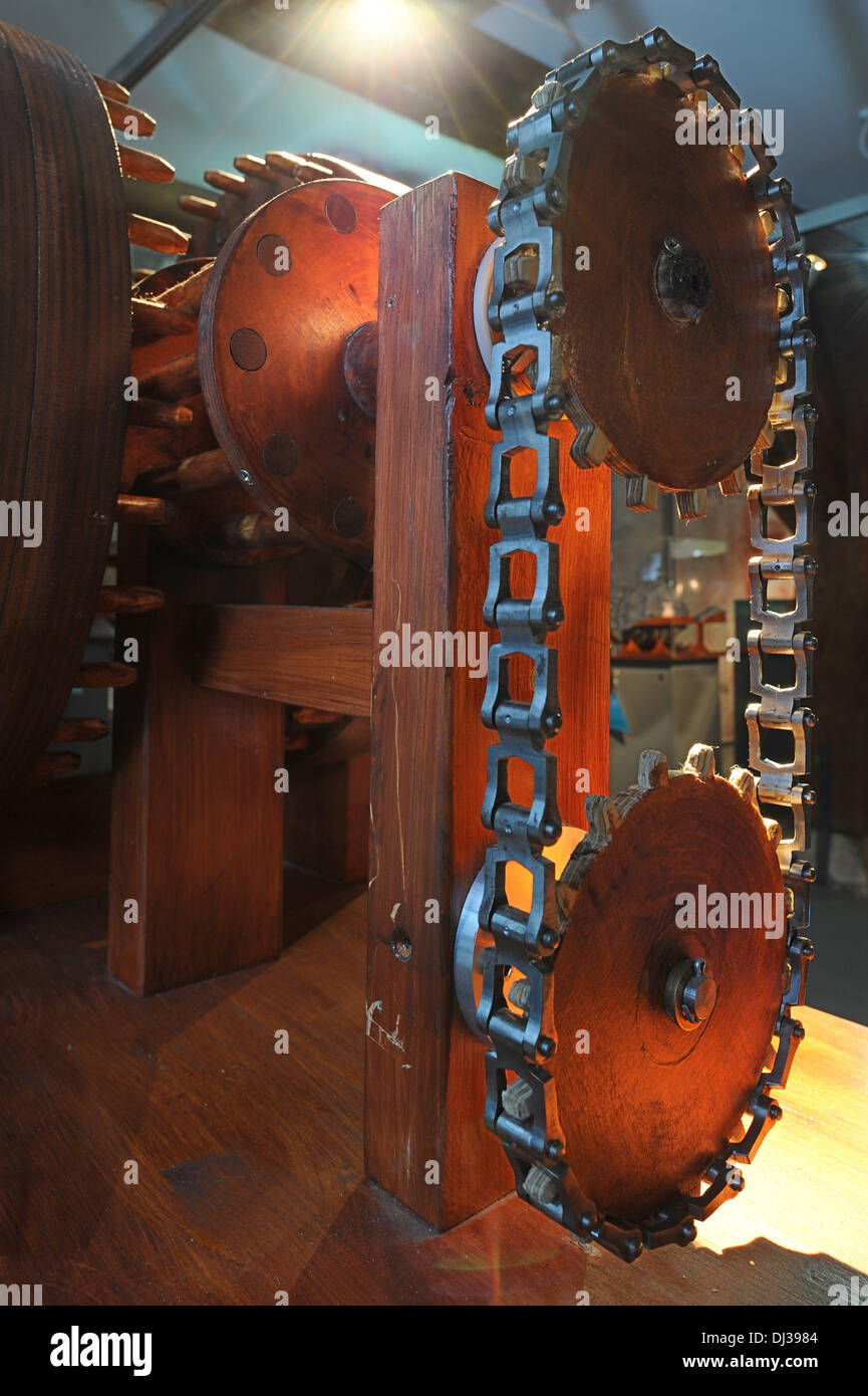 Stade, Germany. 14th Nov, 2013. The chain gear is displayed in the ...