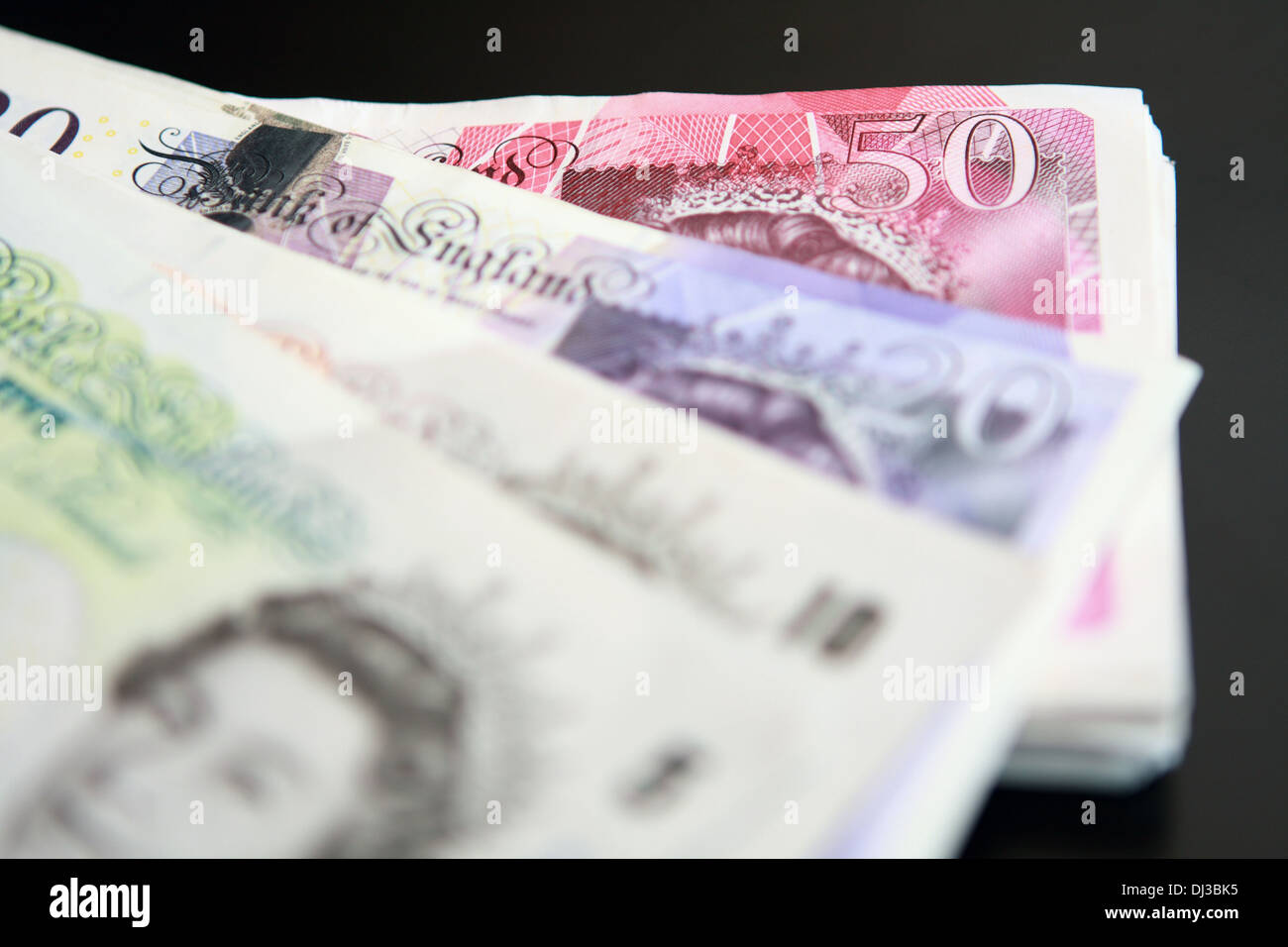 Bundles of twenty pounds notes hi-res stock photography and images - Alamy