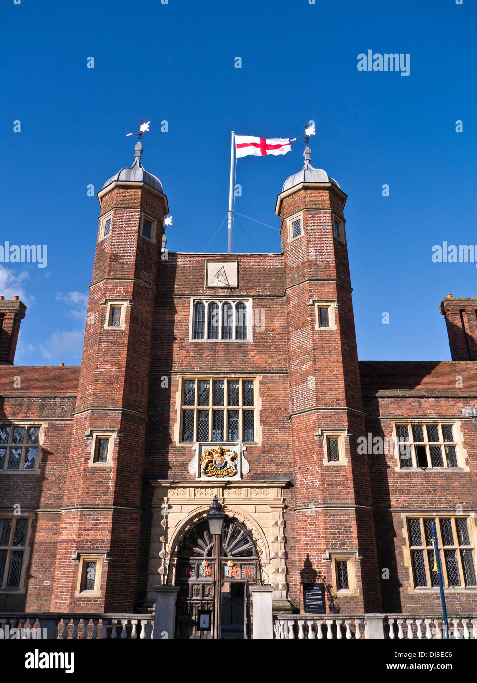 Jacobean almshouse high street hi-res stock photography and images - Alamy