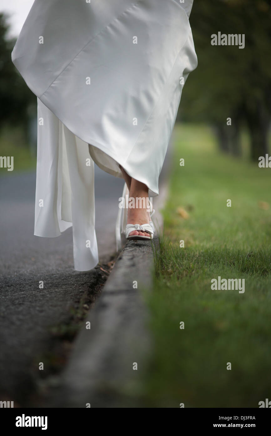 Street curb and grass hi-res stock photography and images - Alamy