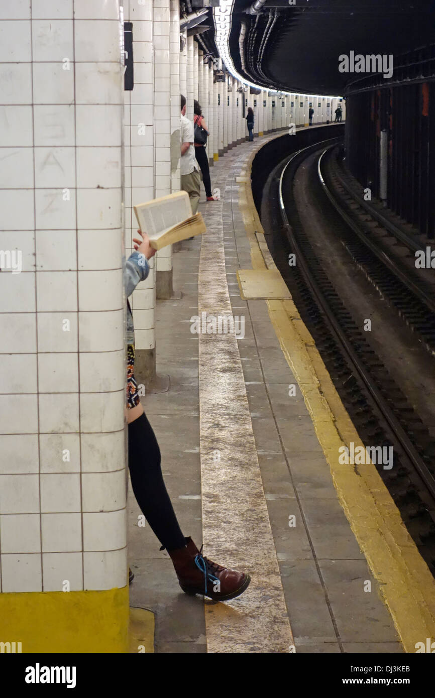 New york train platform hi-res stock photography and images - Alamy