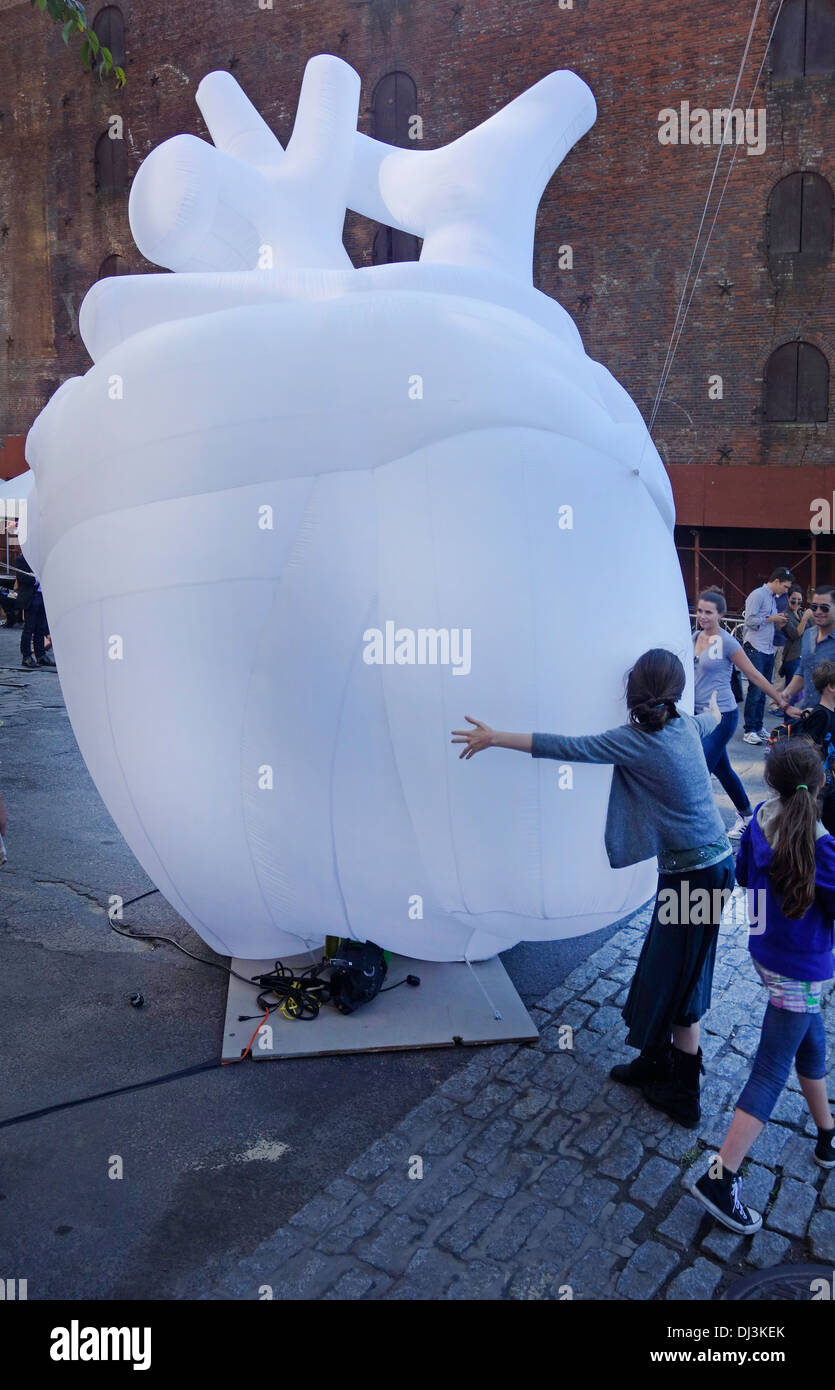 Dumbo brooklyn crowd hi-res stock photography and images - Alamy