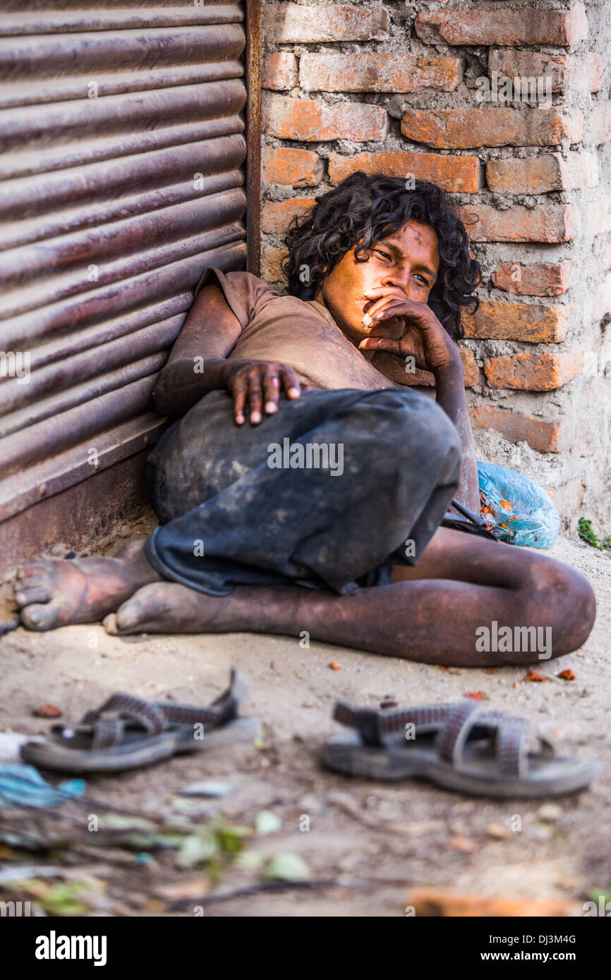 Homeless teen boy hi-res stock photography and images - Alamy