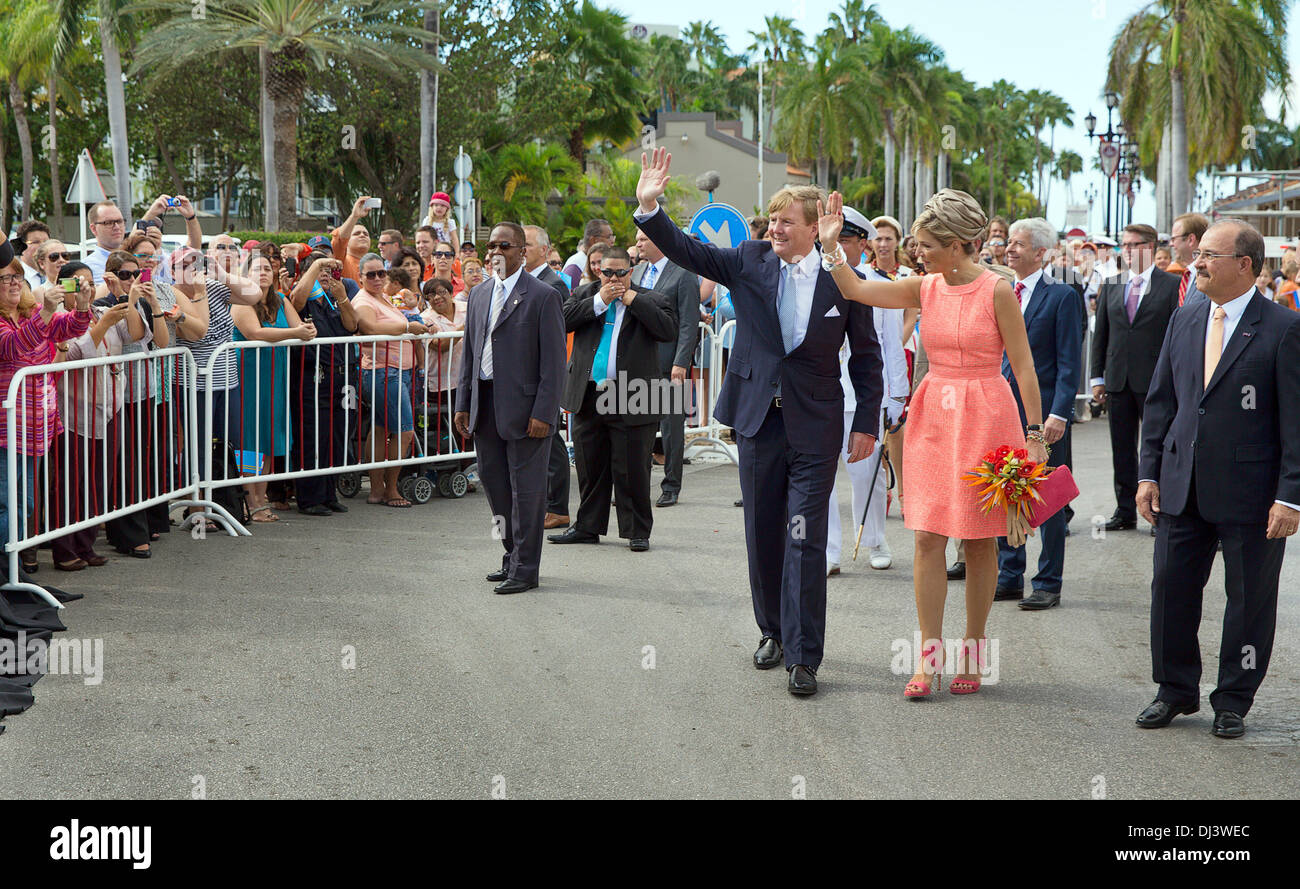 Aruba, Dutch Antilles. 20th Nov, 2013. King Willem-Alexander (C), Queen ...