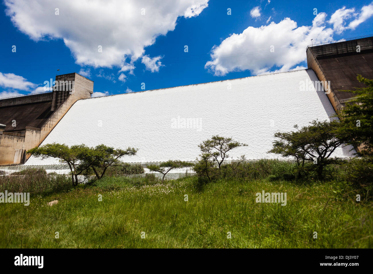 Water flowing over dam wall hi-res stock photography and images - Alamy