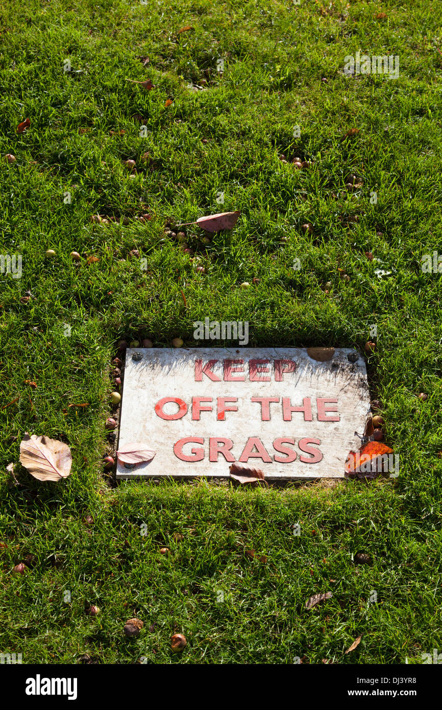 Keep off the grass sign embedded in a lawn Stock Photo - Alamy