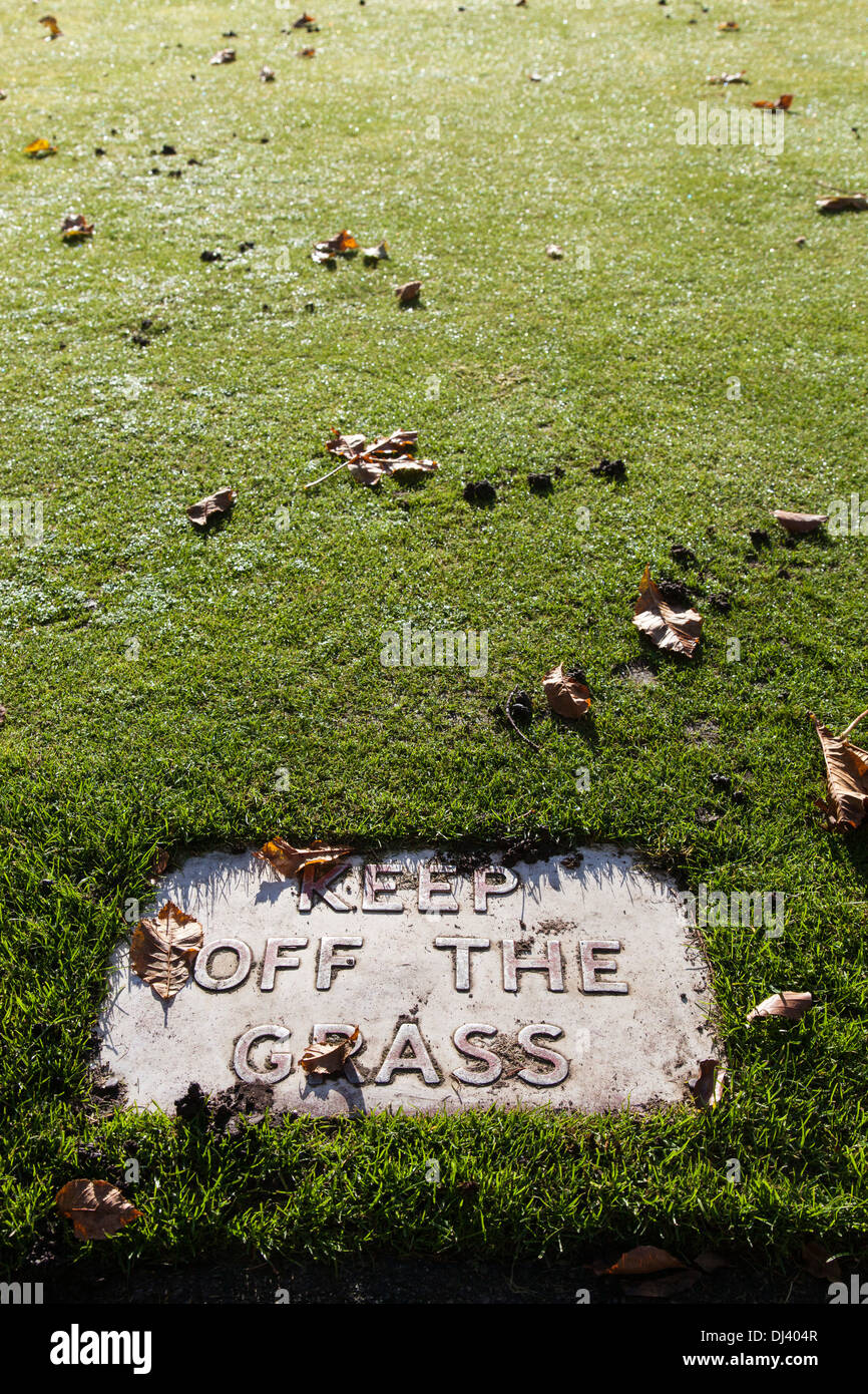 Keep off grass signage hi-res stock photography and images - Alamy