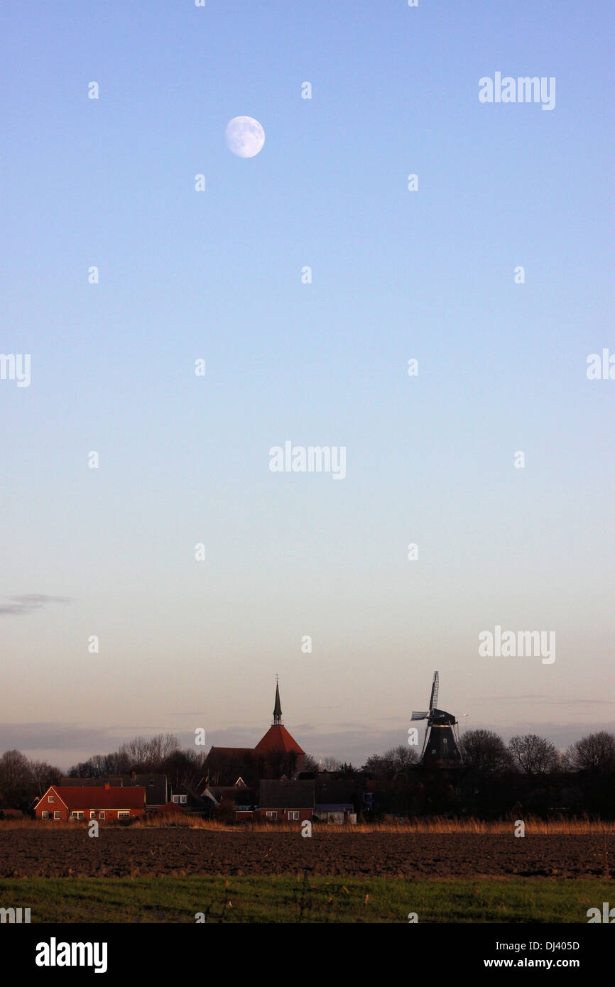 Moon over village hi-res stock photography and images - Alamy