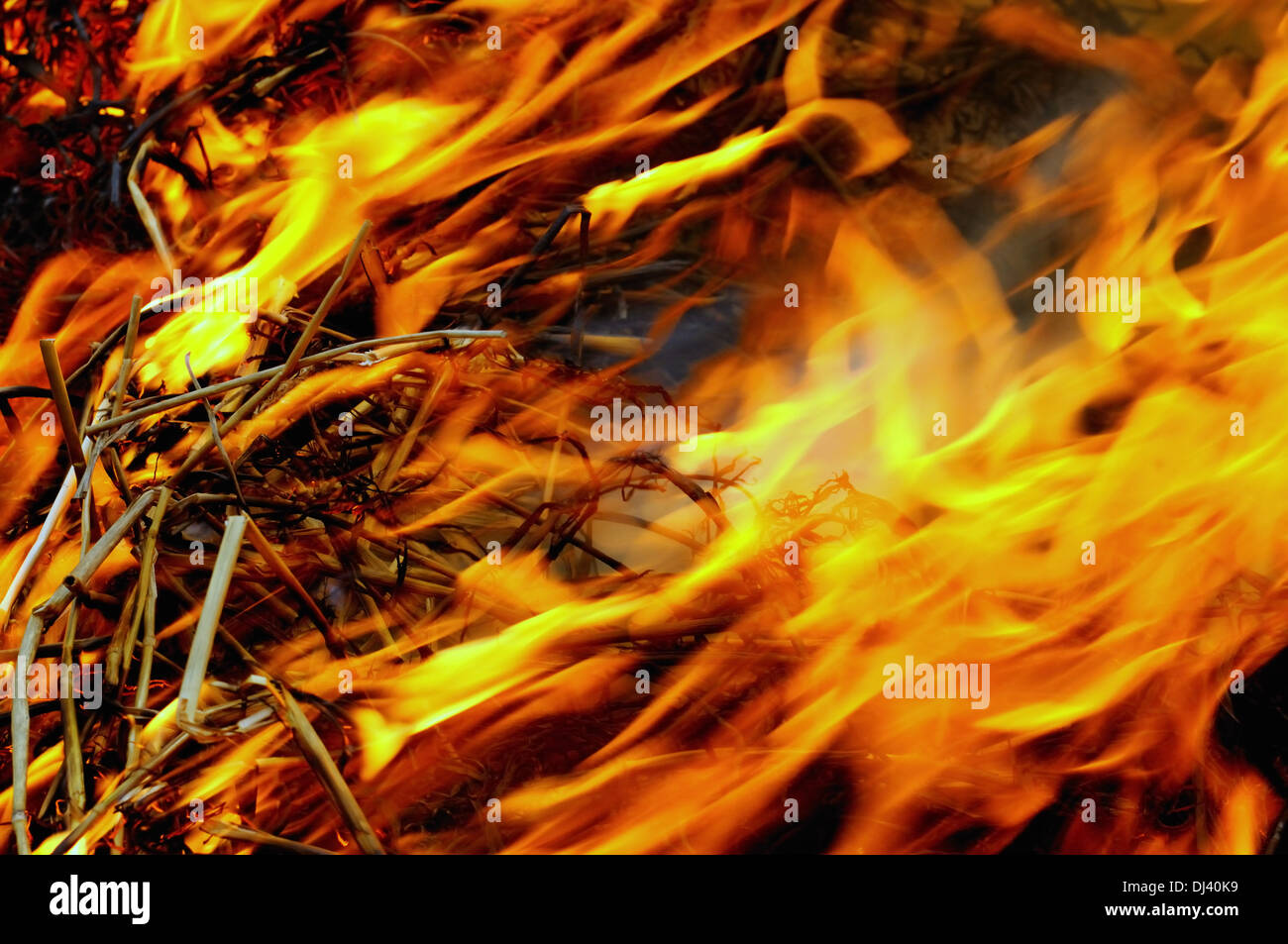 Straw fire hi-res stock photography and images - Alamy