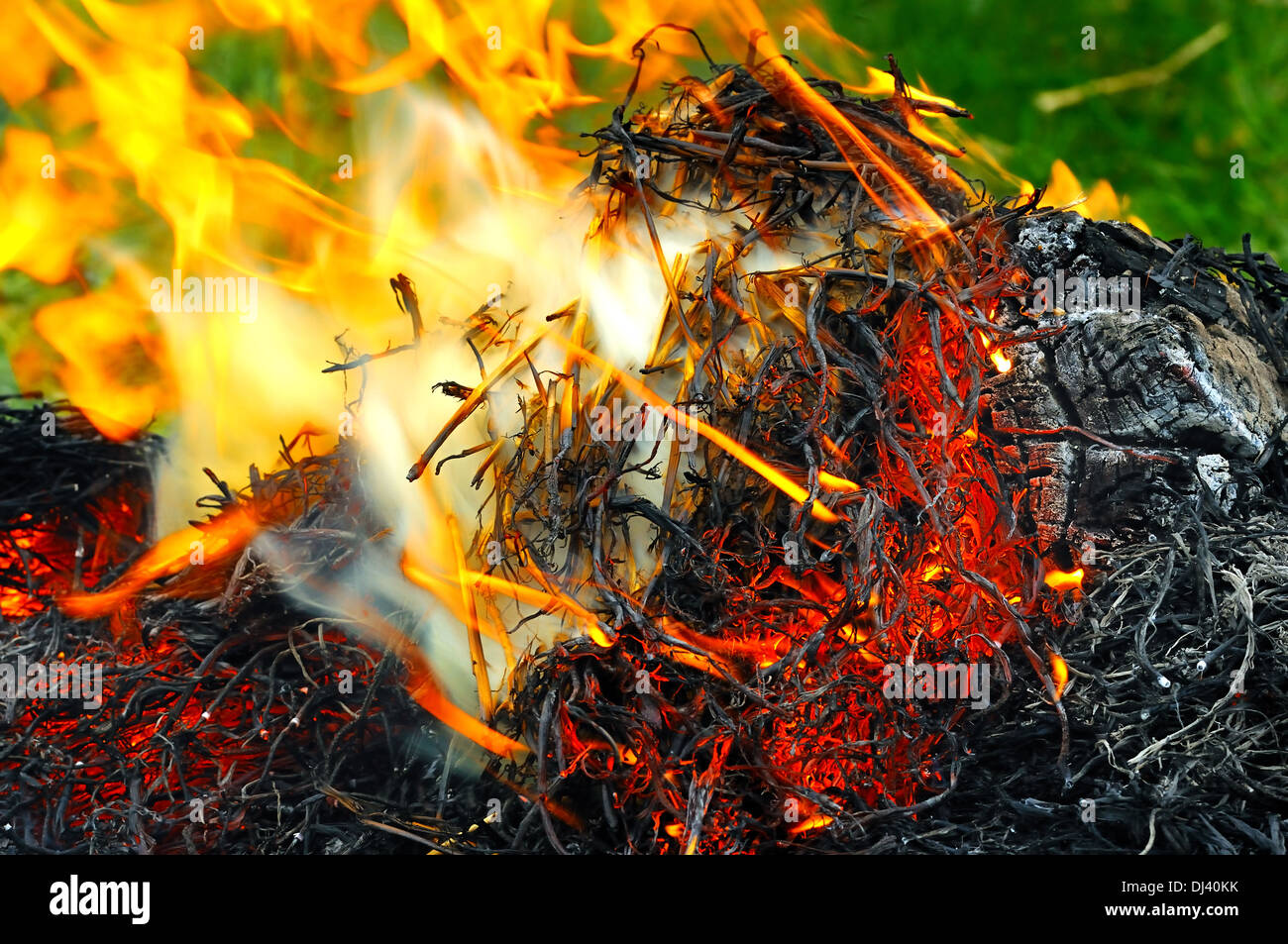 Straw fire hi-res stock photography and images - Alamy