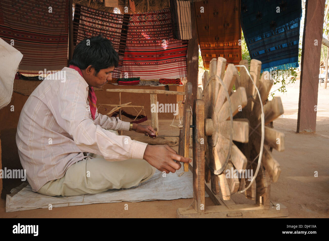 Weaving thread hi-res stock photography and images - Alamy