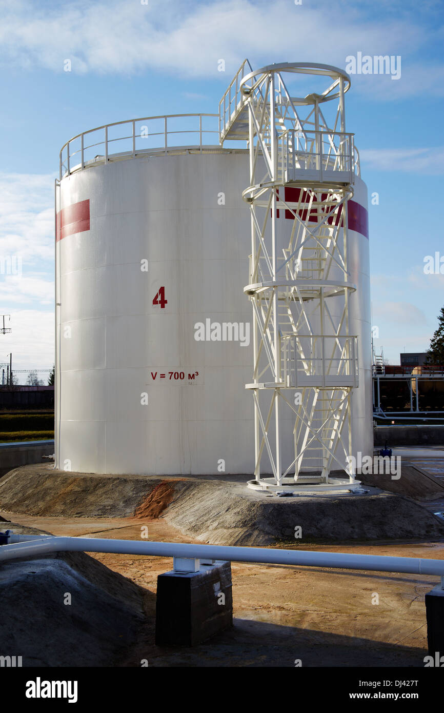 Refinery oil gas storage tank hi-res stock photography and images - Alamy