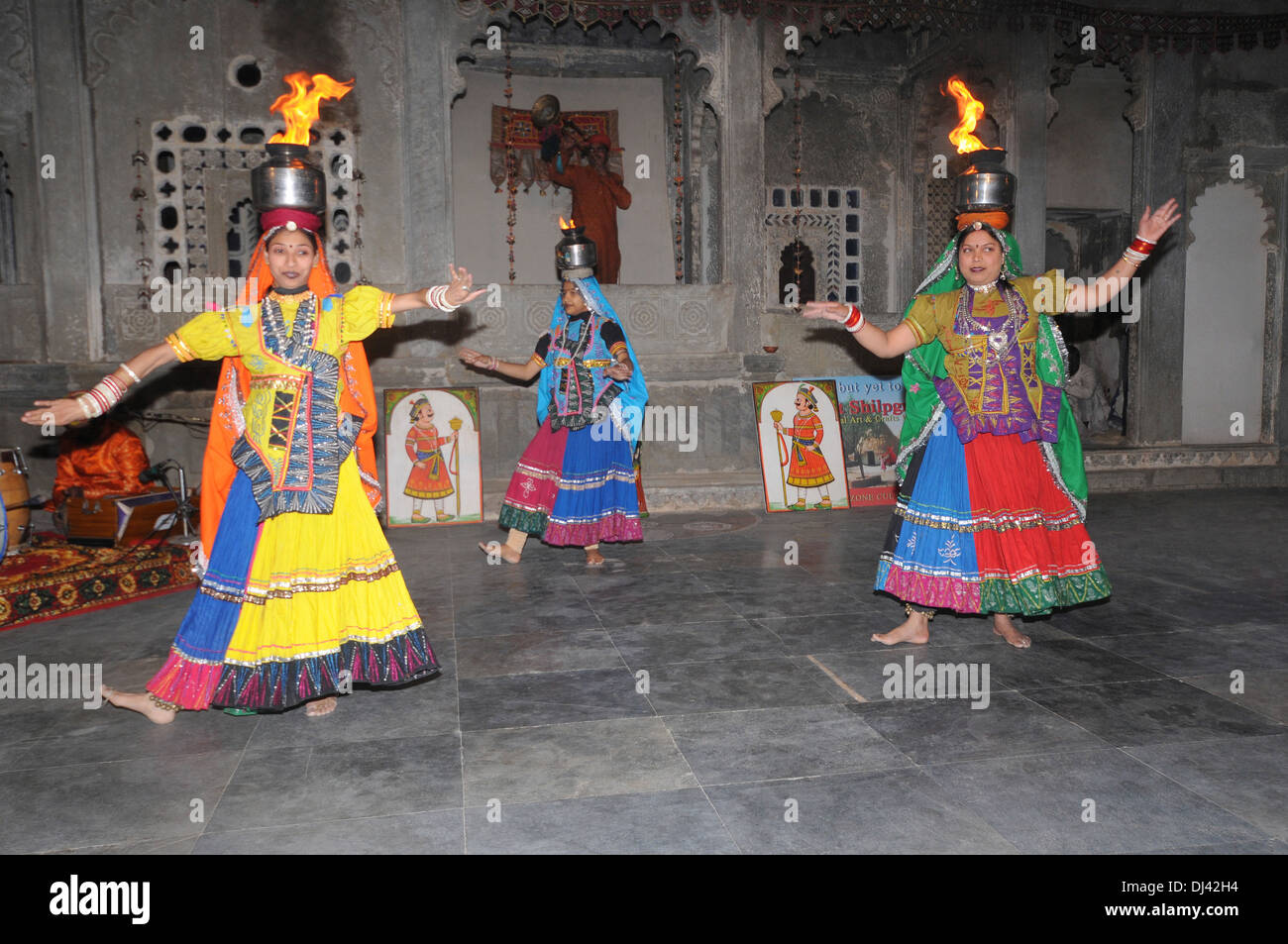 Rajasthani dance hi-res stock photography and images - Alamy