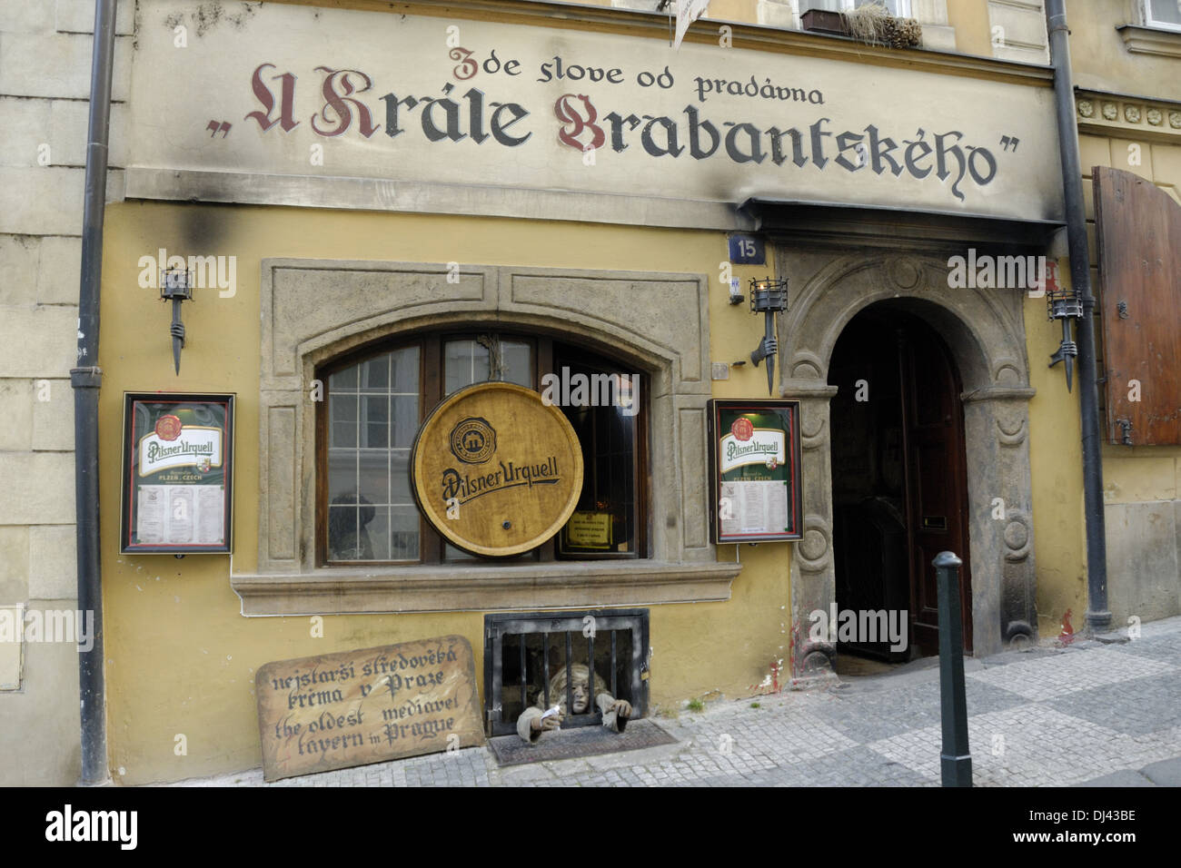 Medieval pub window hi-res stock photography and images - Alamy