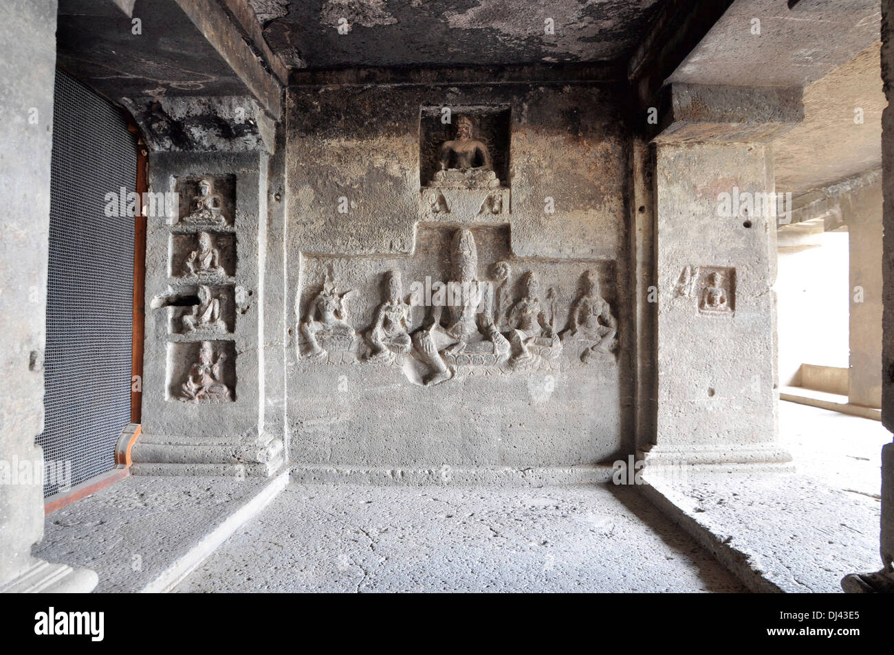 Cave 12 : Bodhisattva, first floor floor. Right of the center aisle ...