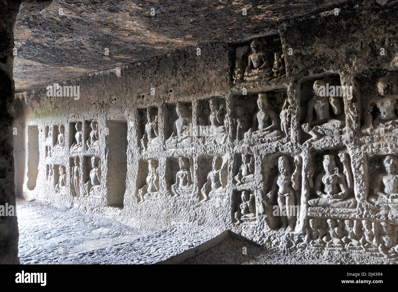 Cave 11 : Second Floor Corridor. Relief panels adorn the exterior walls ...