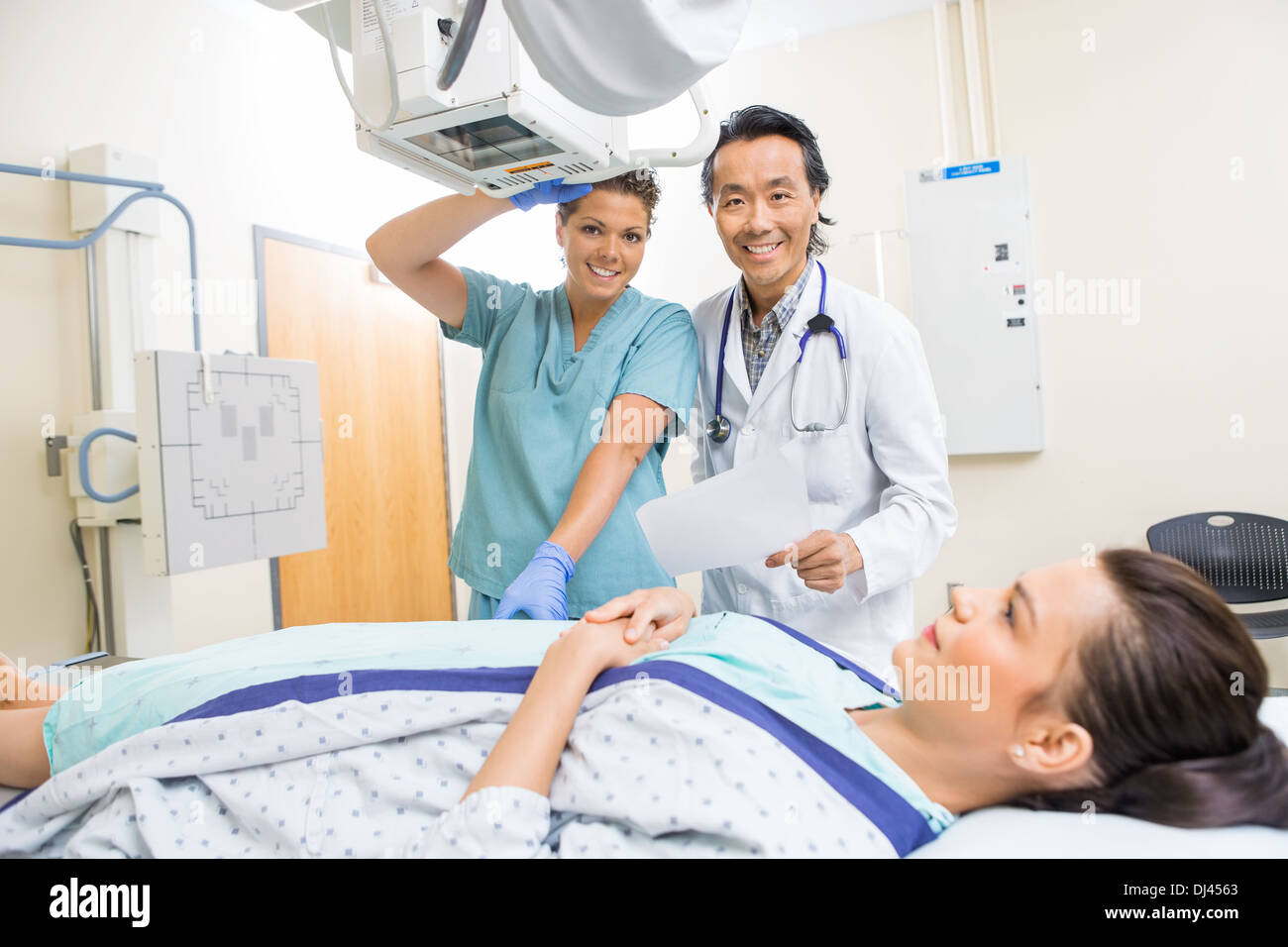 Medical team portrait doctor x ray hi-res stock photography and images ...