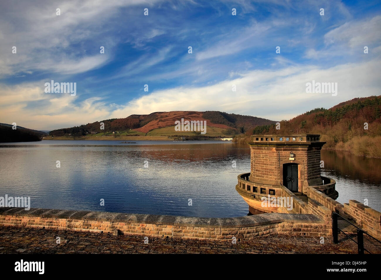 Ladybower reservoir, Upper Derwent Valley, Peak District National Park ...