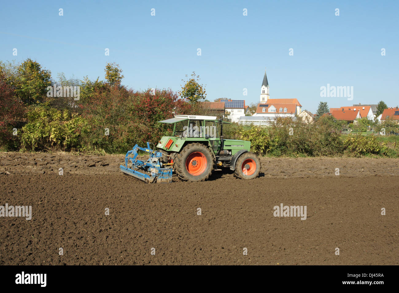 Feld eggen, harrowing Stock Photo - Alamy