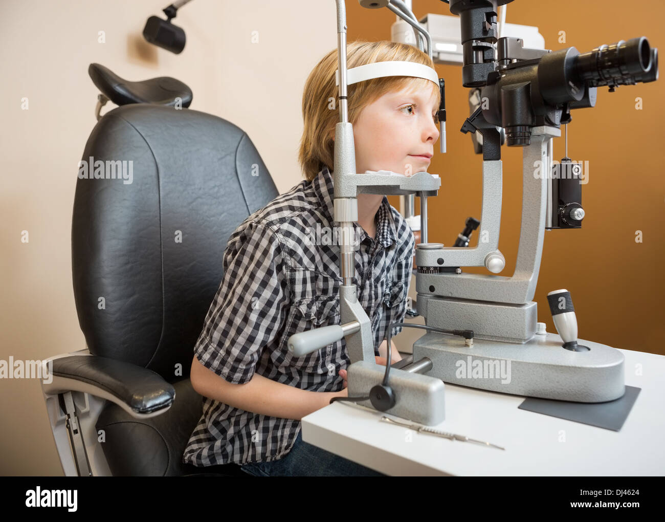 Slit lamp eye examination hi-res stock photography and images - Alamy