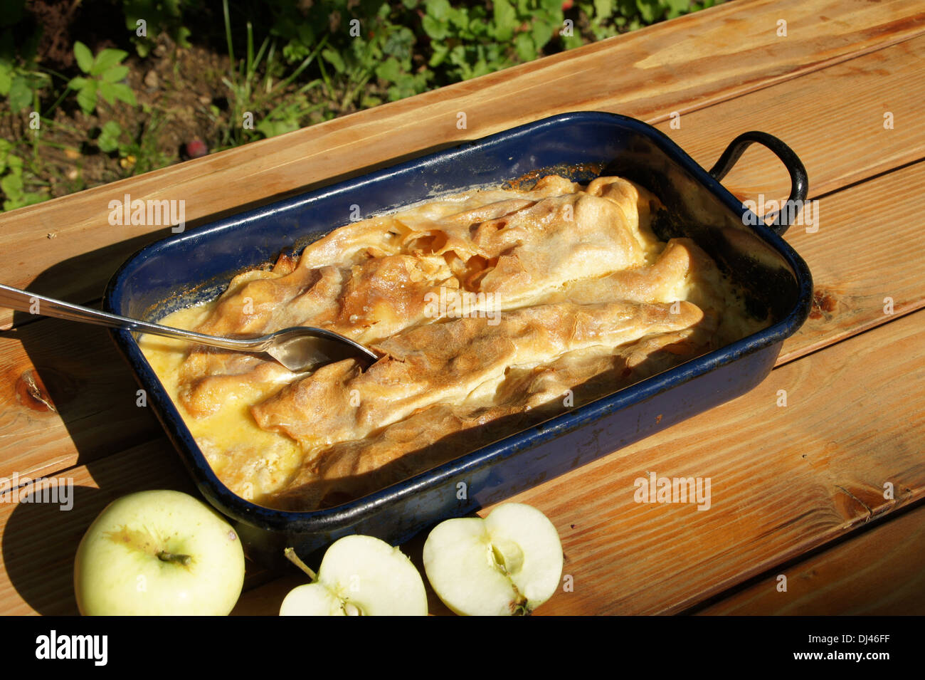Apfel strudel hi-res stock photography and images - Alamy