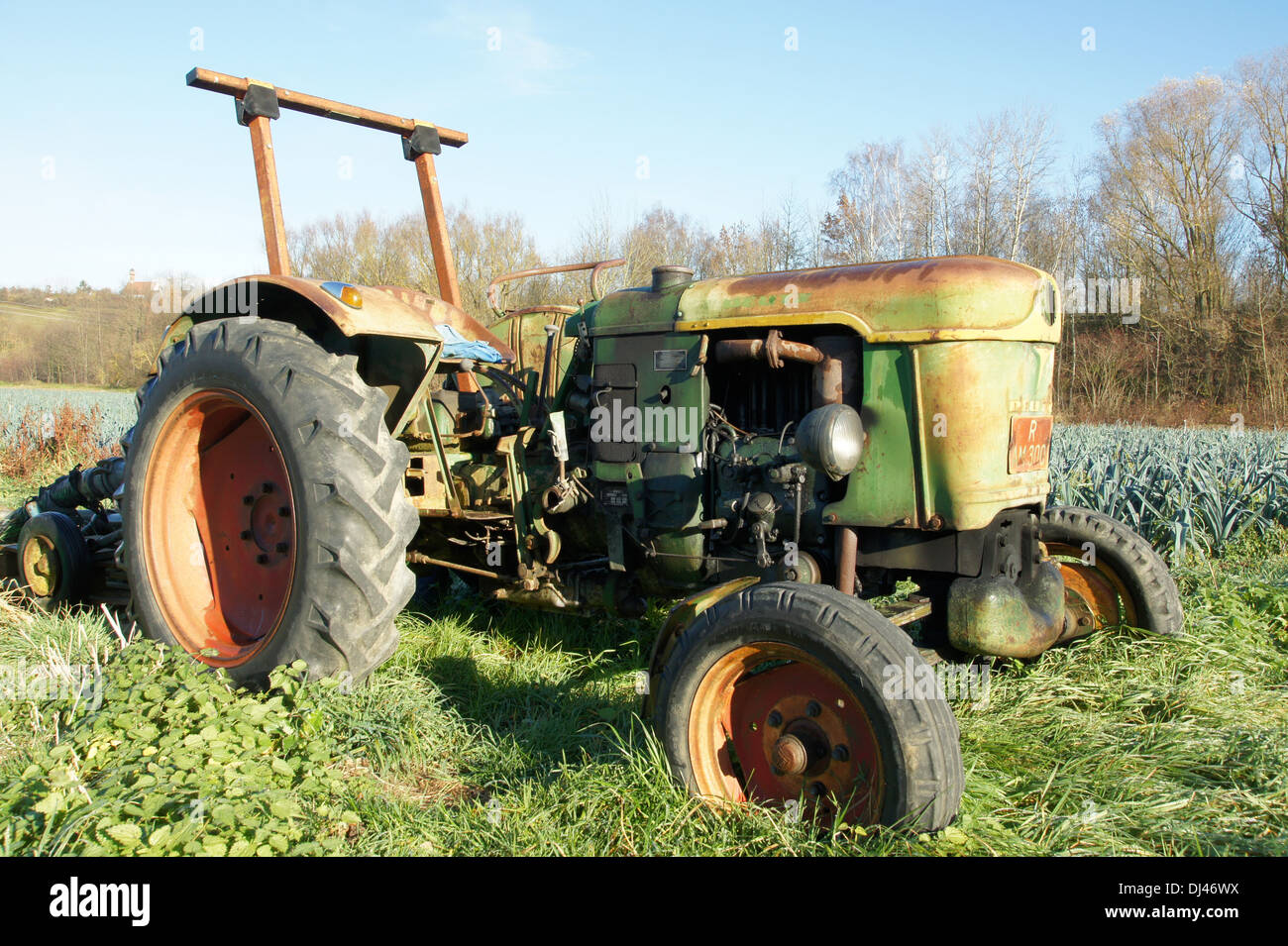 Alter traktor hi-res stock photography and images - Alamy