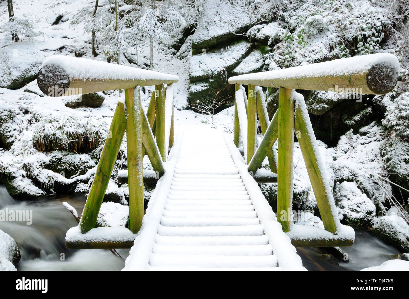 Snowy trail wooden footbridge hi-res stock photography and images - Alamy