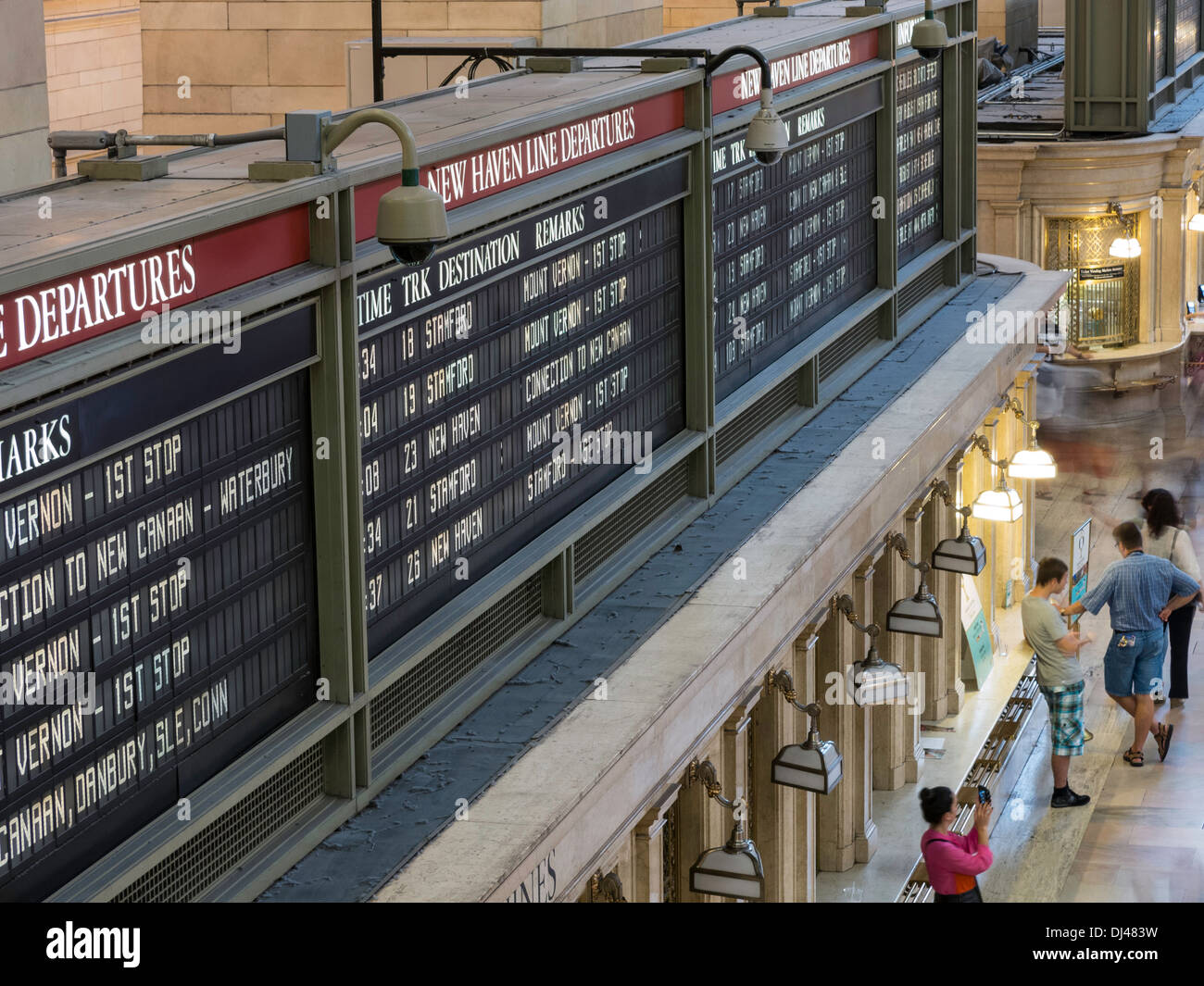 Grand central station departure board hi-res stock photography and ...