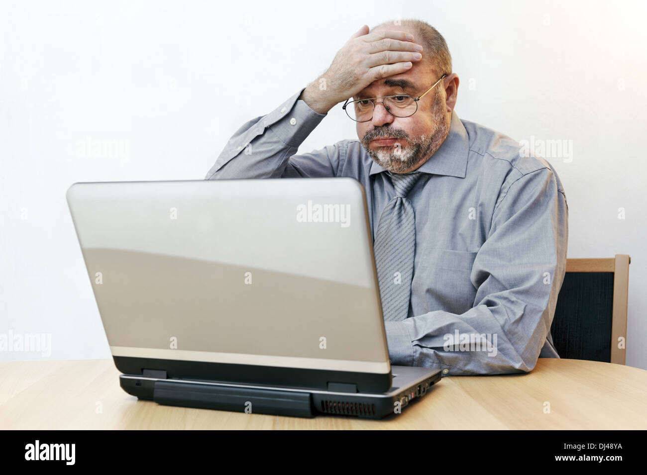 Laptop mann hi-res stock photography and images - Alamy