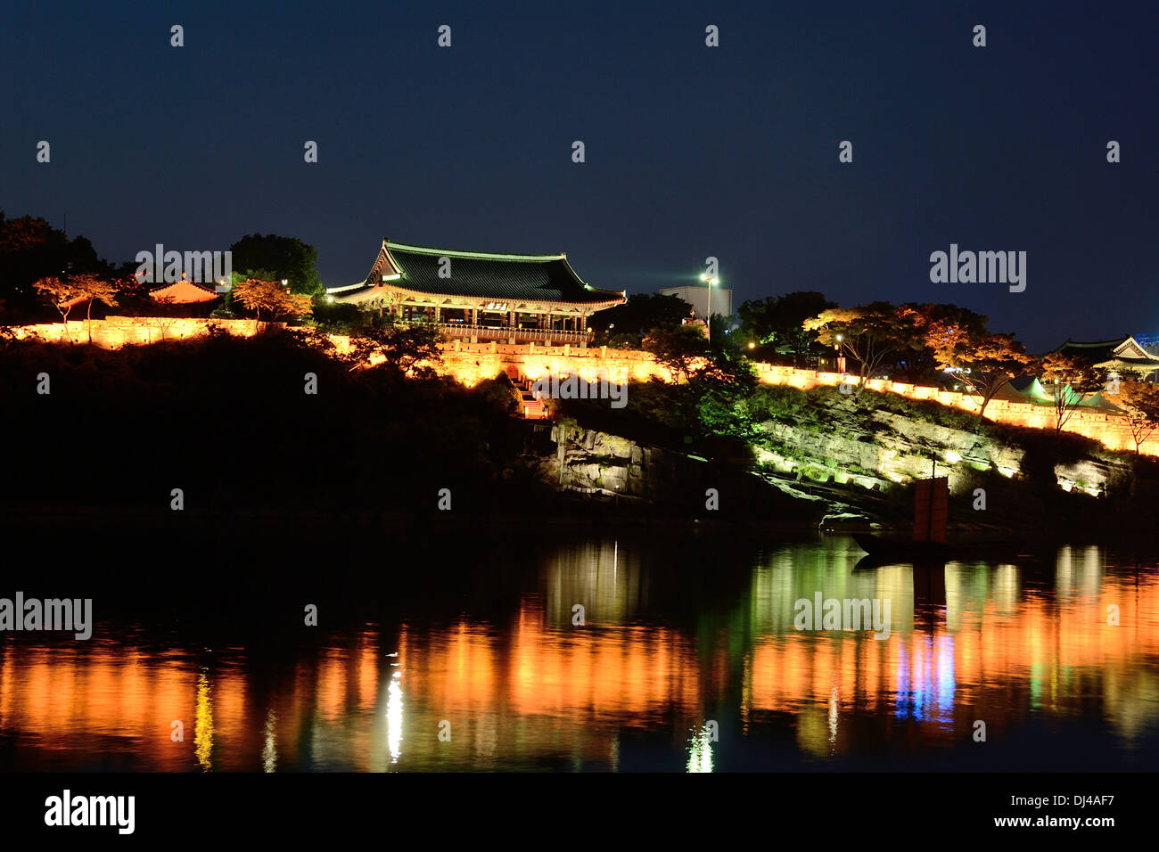 Korean traditional castle building hi-res stock photography and images ...