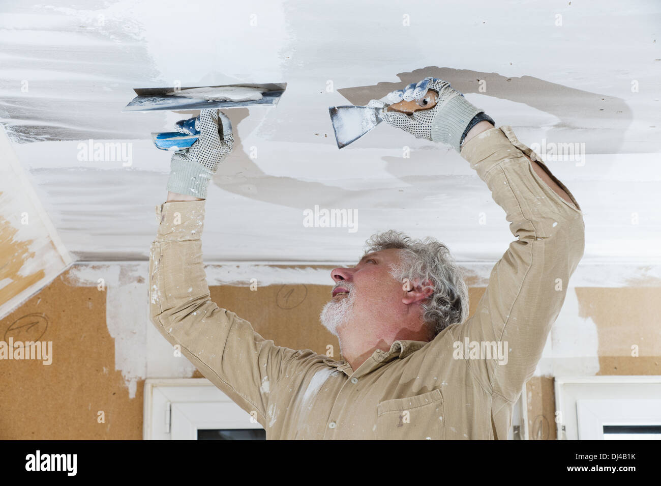 Craftsmen when plastering the ceiling Stock Photo - Alamy