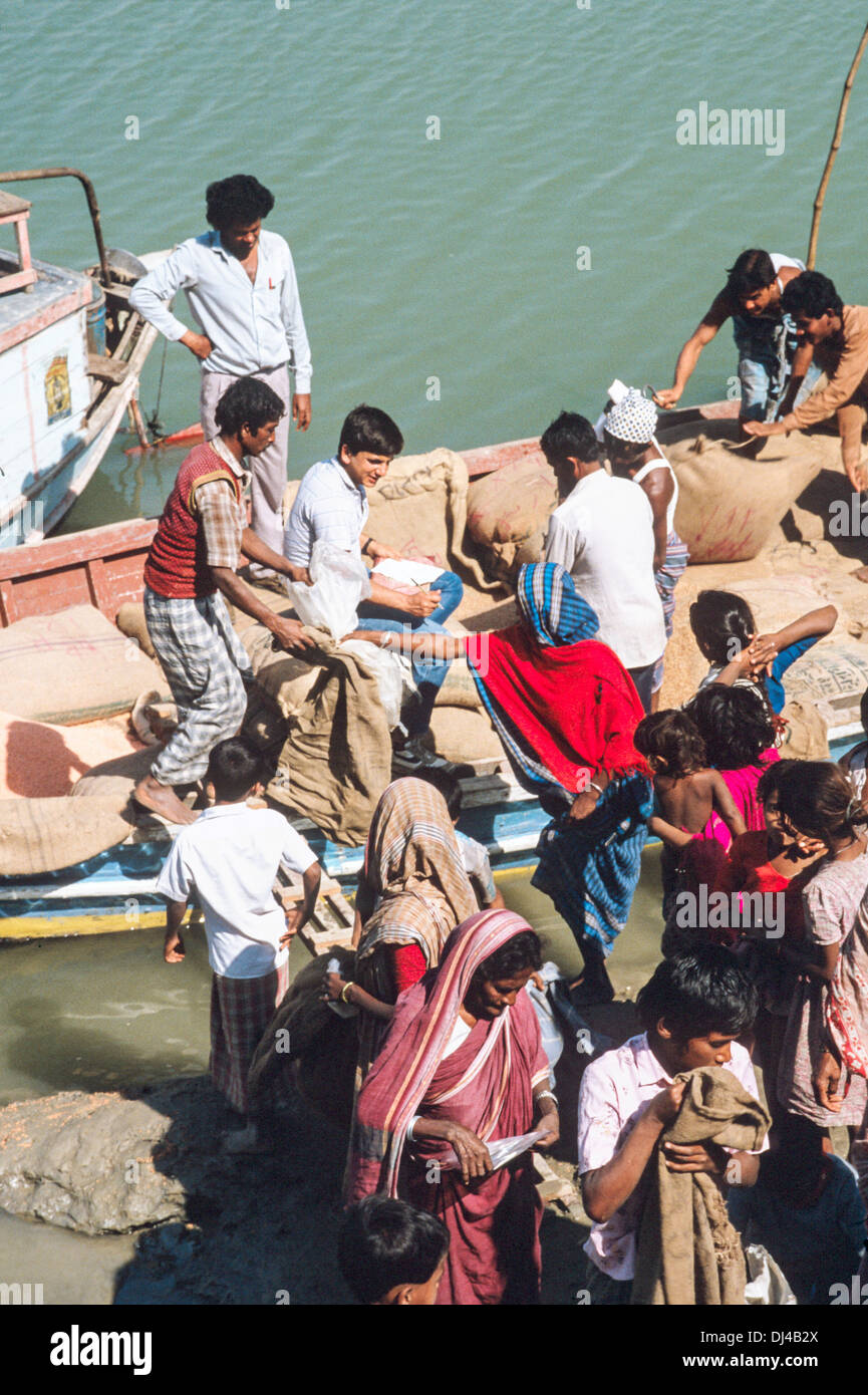 Unloading sacks full of grain to the shore in Bangladesh Stock Photo ...